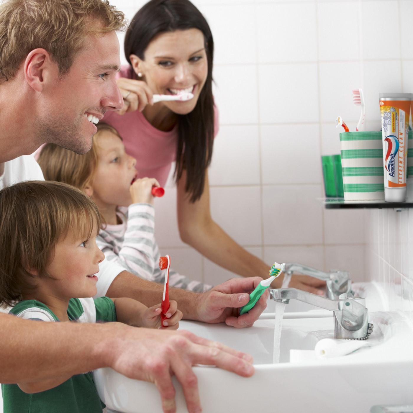 Aquafresh Extreme Clean Whitening Action Fluoride Toothpaste, 3 Pk ...