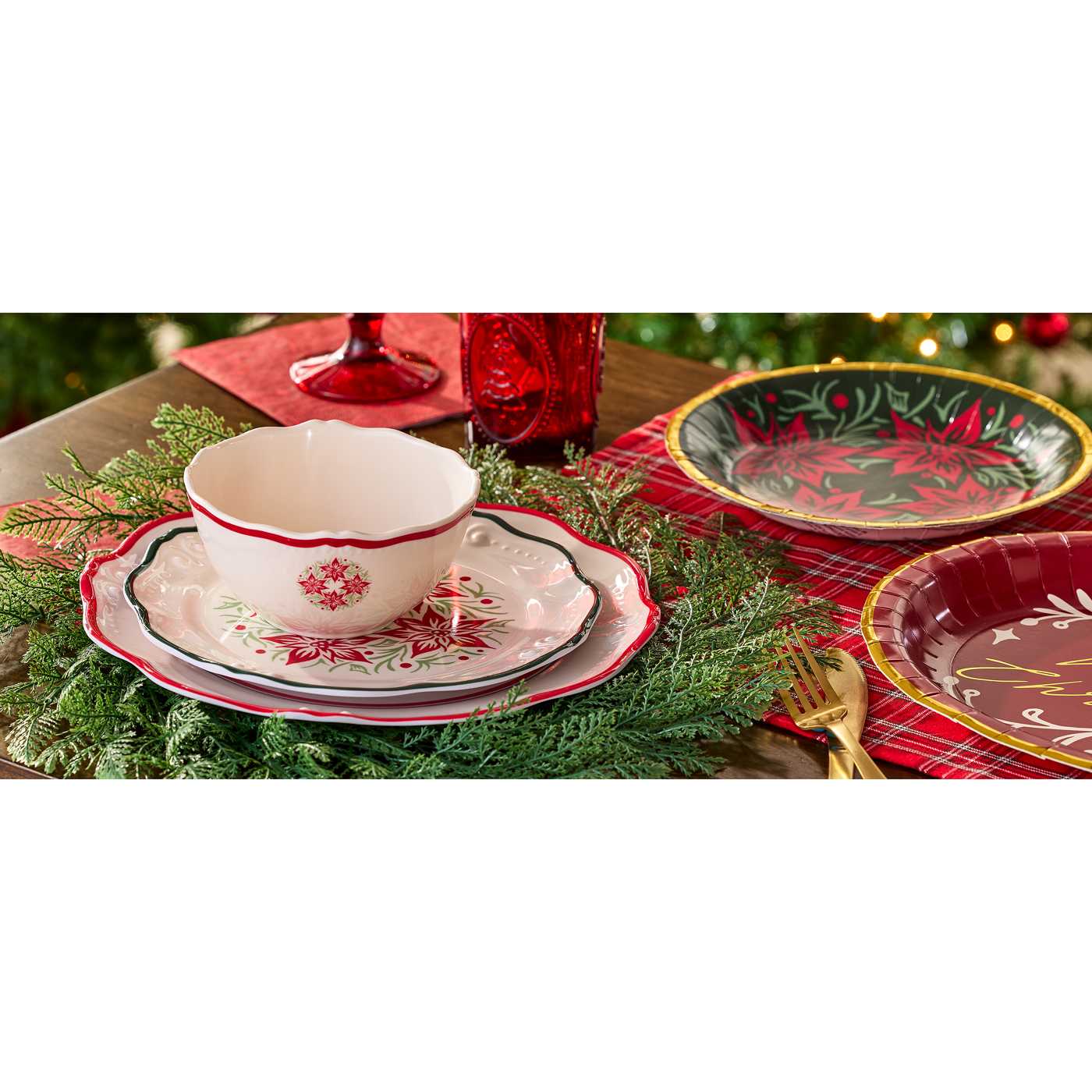 Destination Holiday Merry Christmas Oval Paper Plates - Shop Seasonal ...